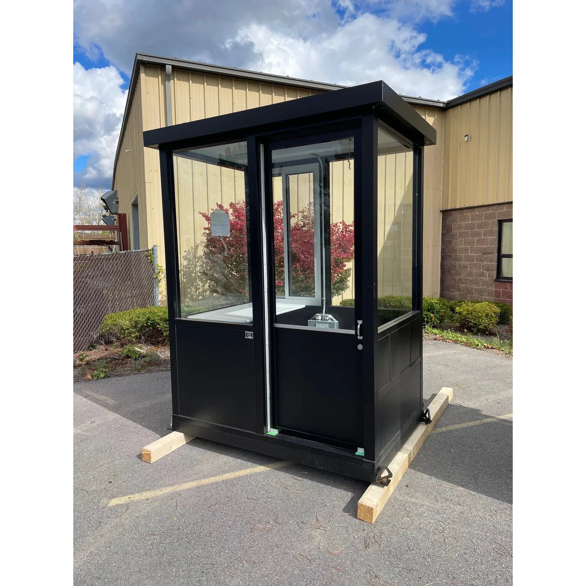 Austin Mohawk 4 x 6 Guard Booth / Parking Booth Black — Ironclad Sentry